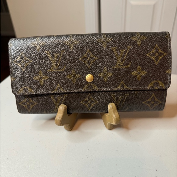 Louis Vuitton | Bags | Louis Vuitton Monogram Sarah Wallet | Poshmark